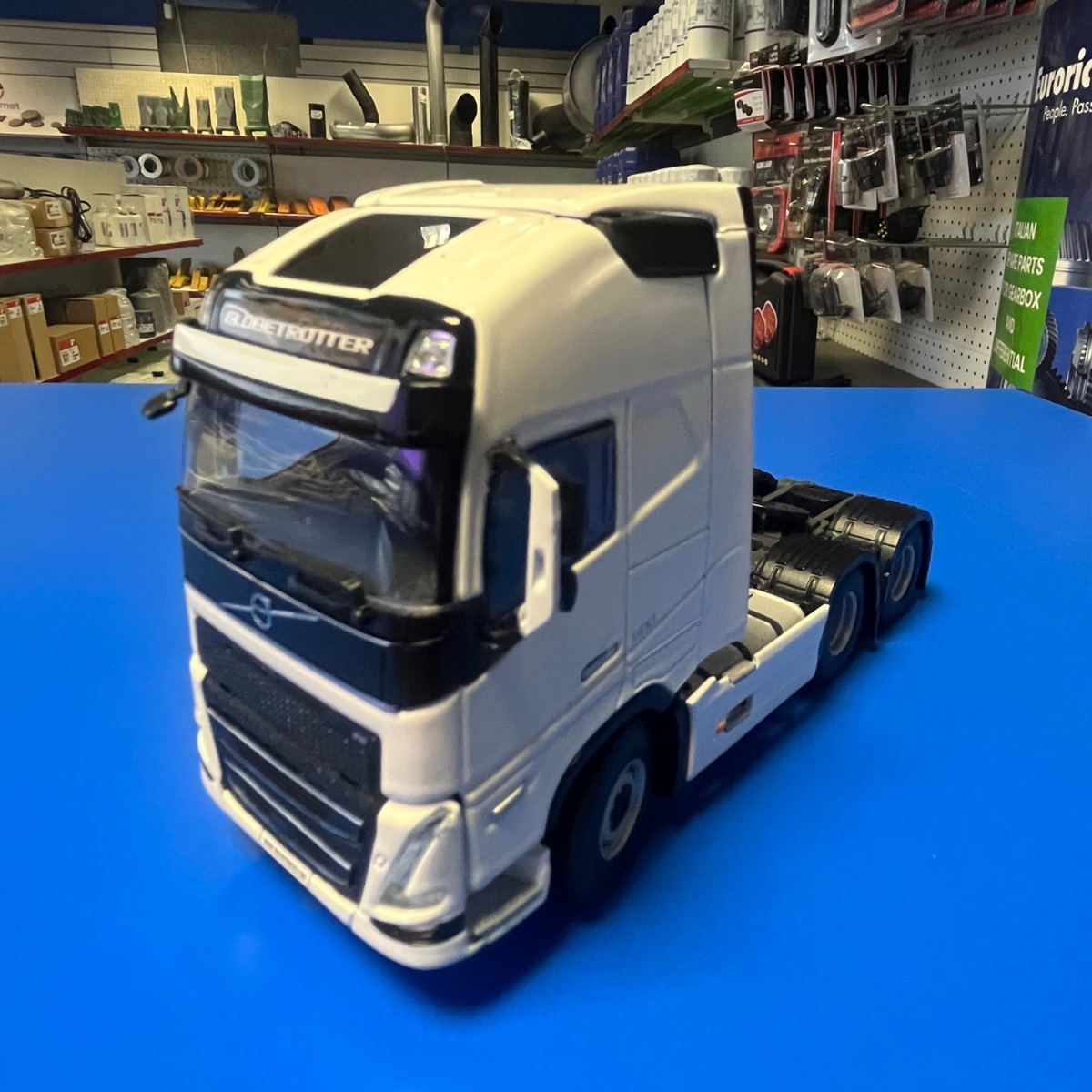 VOLVO FH5 GLOBETROTTER 6X2 TAG 1:50