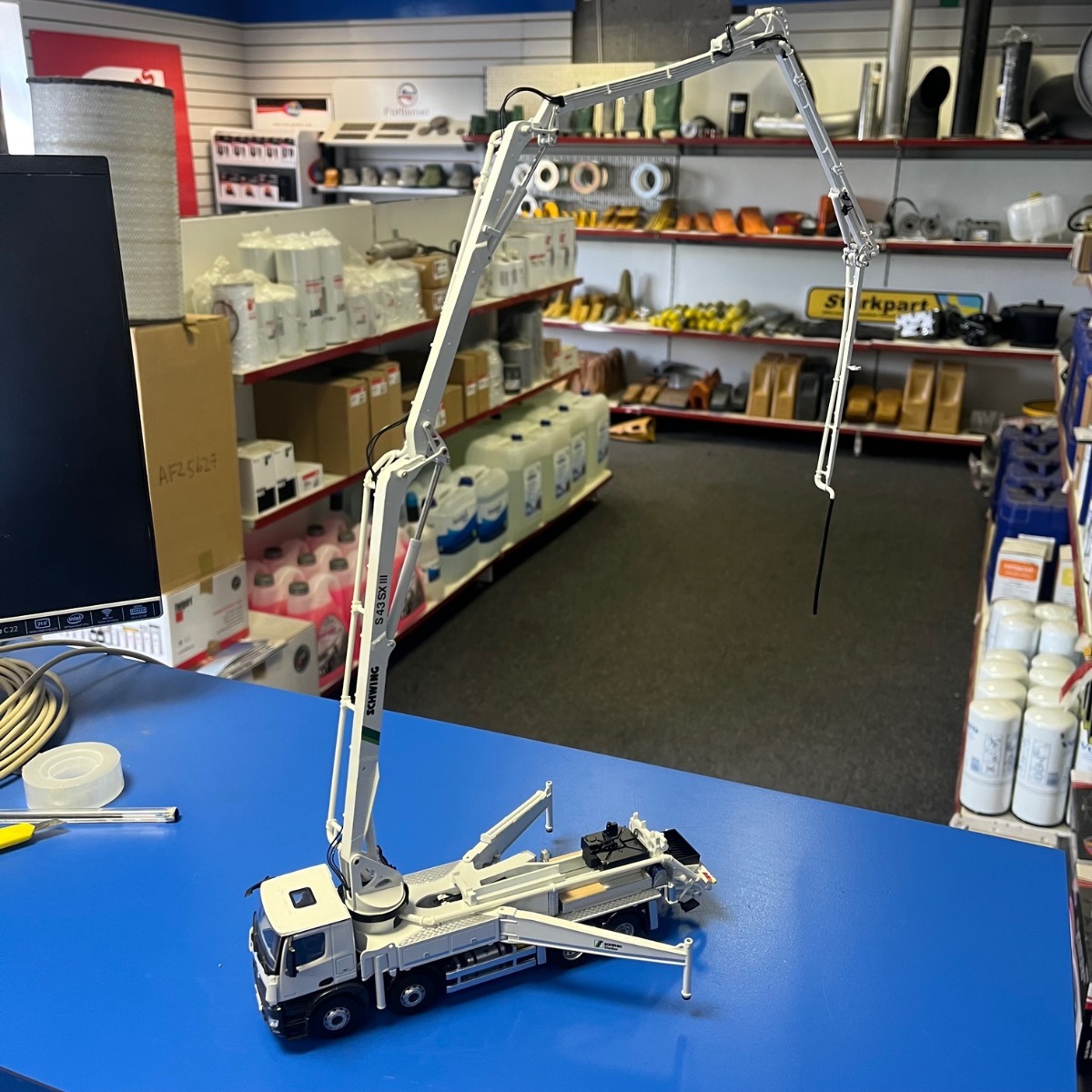 SCHWING CONCRETE PUMP S43SX 1:50 SCALE MODEL