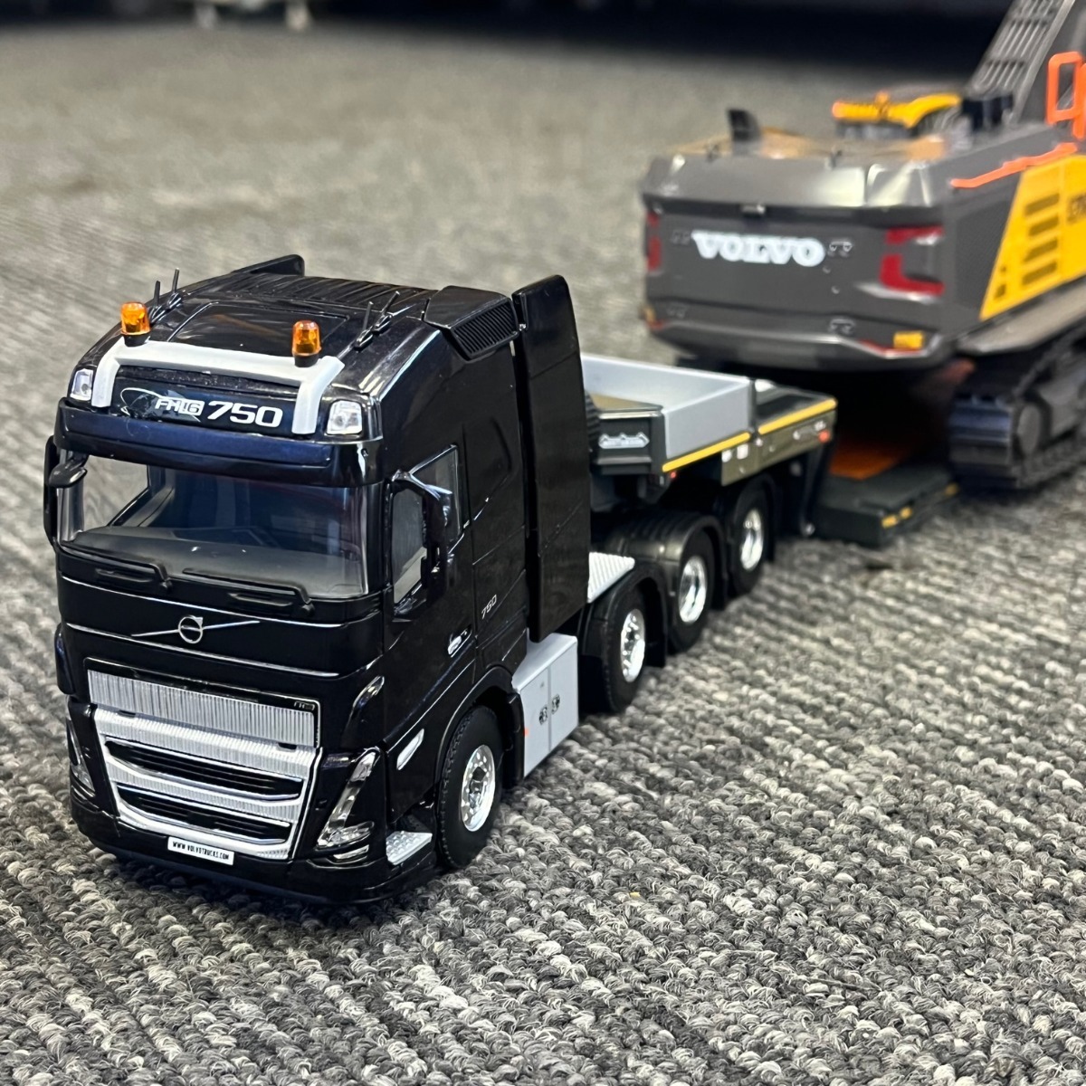 WSI VOLVO FH5 8X4 GLOBETROTTER WITH VOLVO 950F EXCAVATOR & TRAILER 1:50 ...
